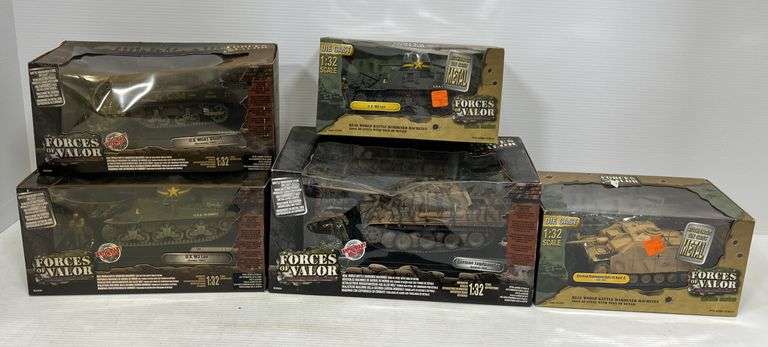 Forces of Valor model tanks, include: US M3 Lee X2, German Jagdpanther ...