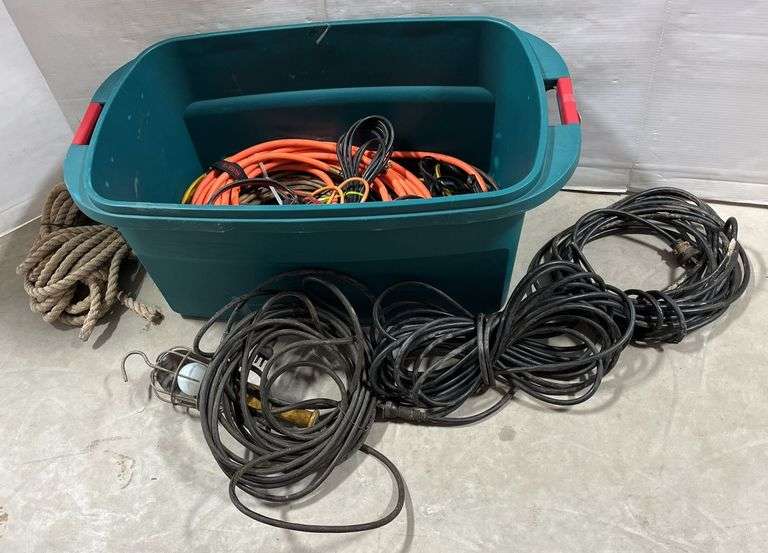 Assorted drop cords and air hoses - Albrecht Auction Service