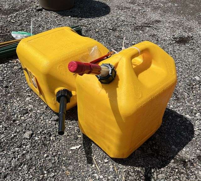 (2) 5-Gallon diesel containers, used - Albrecht Auction Service