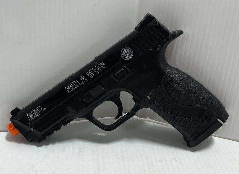 Smith & Wesson MP40 Police Training Pistol - Albrecht Auction Service