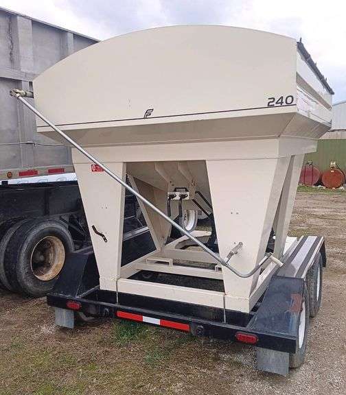 Friesen Seed Tender with a 16' Belt Auger, Includes Tarp - Albrecht ...