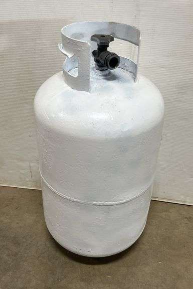 30 lb. propane tank, new style valve, 24"H, nice - Albrecht Auction Service