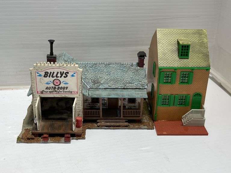 (9) HO-Scale train buildings and accessories - Albrecht Auction Service