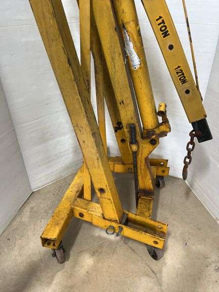 1 1/2 Ton cherry picker, used, works - Albrecht Auction Service