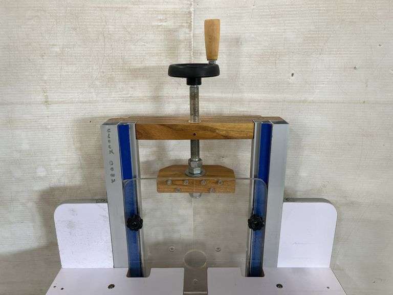 MLCS horizontal router table, 24"W x 26"H, works as it should ...