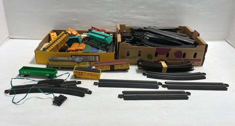 (2) Boxes of HO scale train and tracks, various conditions - Albrecht ...