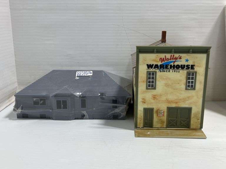 (9) HO-Scale train buildings and accessories - Albrecht Auction Service