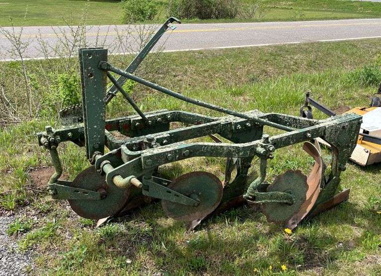 John Deere 3-bottom plow, complete with coulters - Albrecht Auction Service