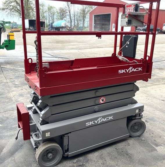 SkyJack 3219 Scissor Lift, 19' Lift, New Batteries, Low Hours, Works ...