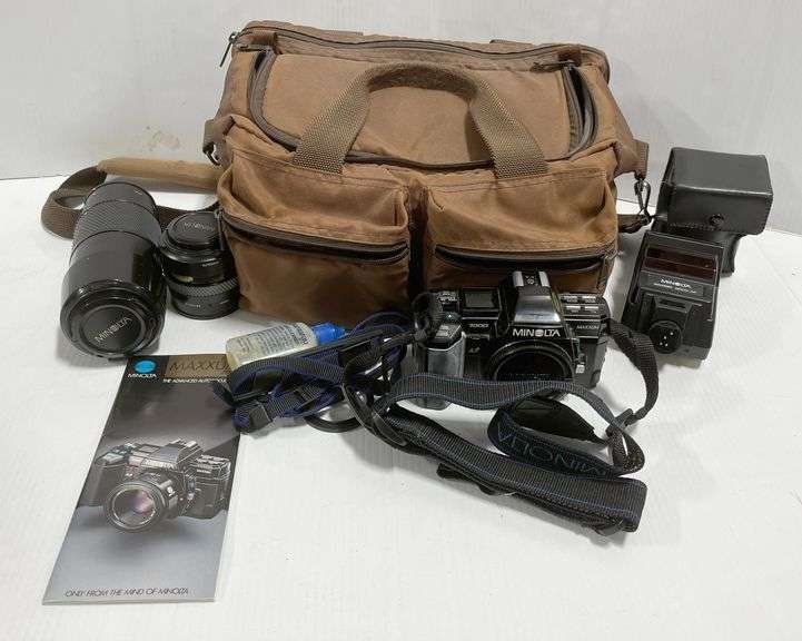 Minolta 7000 Maxxum camera, with 2800 flash attachment, 35-70mm zoom ...