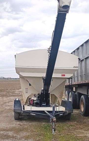 Friesen Seed Tender with a 16' Belt Auger, Includes Tarp - Albrecht ...
