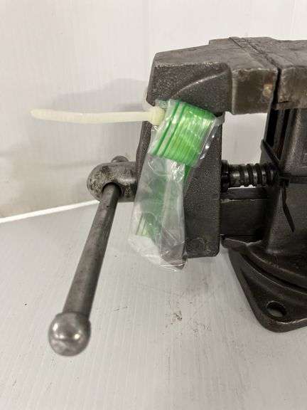 Vintage Wards Deluxe Quality bench vise 3 1/2" wid jaws, opens to 4 1/2 ...