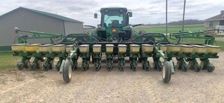 John Deere 16-22" Row Stack Fold Planter, 7200 Row Units, Monitor ...