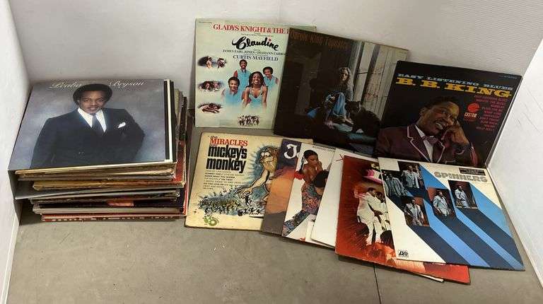 (45) Vinyl music records, include: BB King, Neil Diamond, Bing Crosby ...