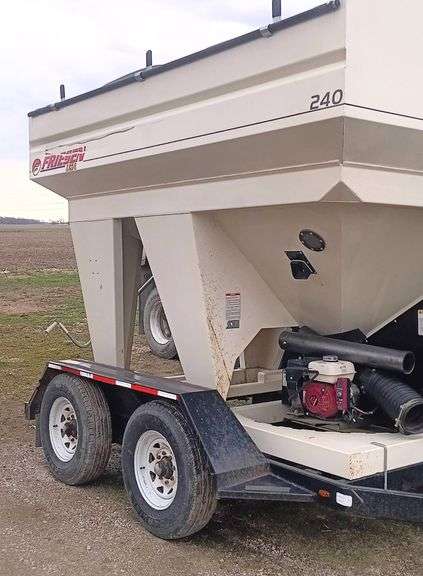 Friesen Seed Tender with a 16' Belt Auger, Includes Tarp - Albrecht ...