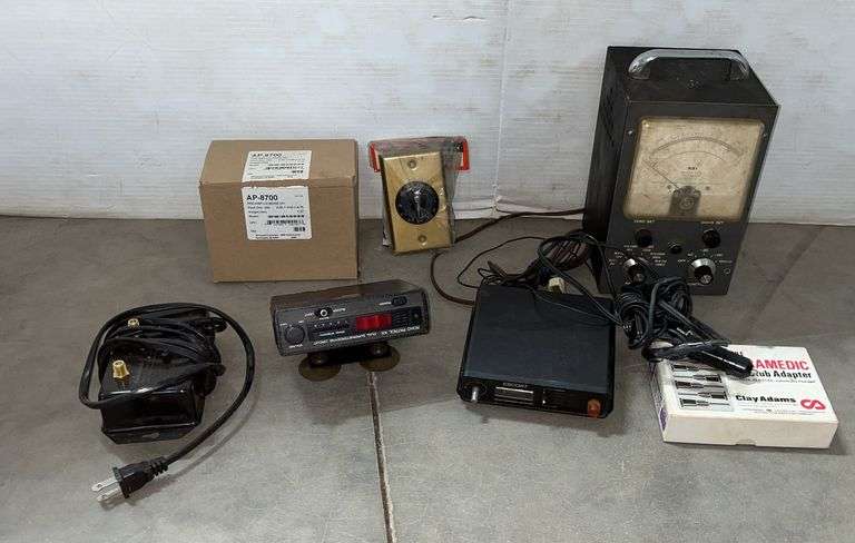 Radar detectors, works; Vacuum tube voltmeter, lights up; Assorted ...