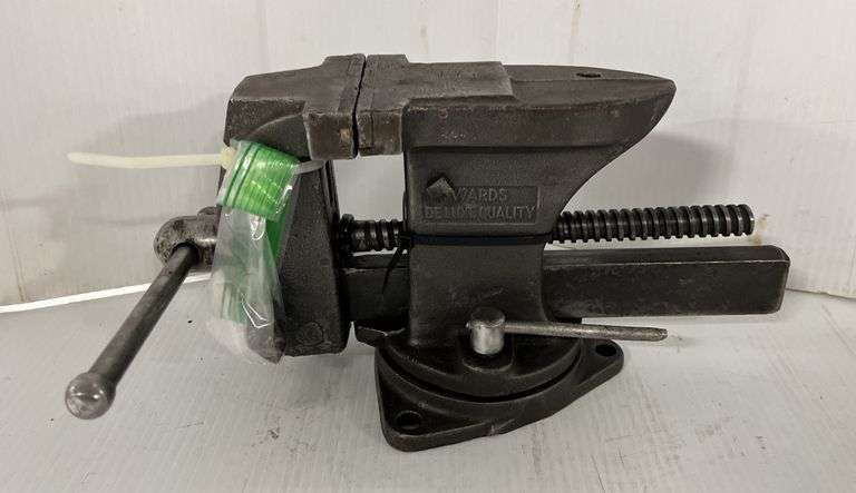 Vintage Wards Deluxe Quality bench vise 3 1/2" wid jaws, opens to 4 1/2 ...