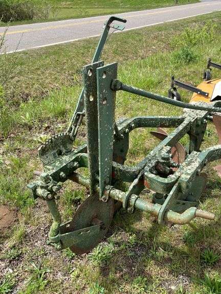 John Deere 3-bottom plow, complete with coulters - Albrecht Auction Service