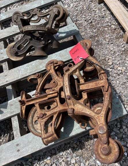(2) Barn hay trolleys with pulley - Albrecht Auction Service