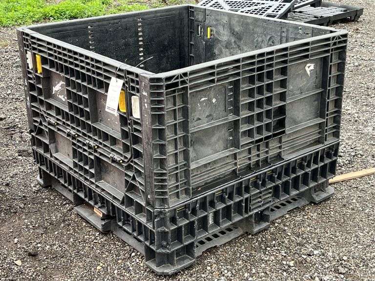 Folding plastic shipper, 45" x 48" x 36" - Albrecht Auction Service