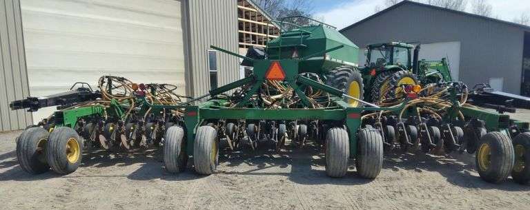 John Deere 1850 Air Seeder with a 787 Air Cart - Albrecht Auction Service