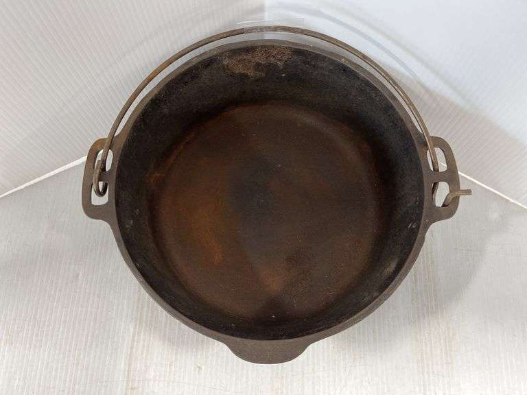 Griswold 5-quart pan/pot, cast iron, good - Albrecht Auction Service