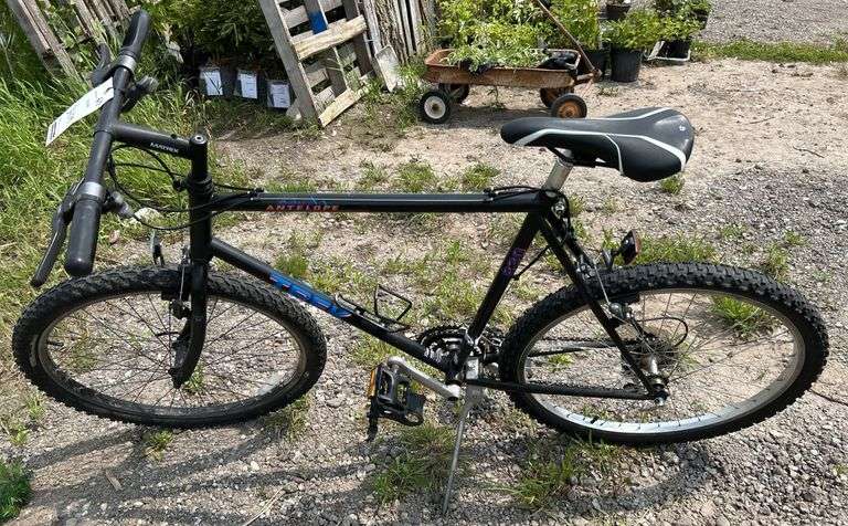 Trek 830 Antelope Mountain Bike, 26" tires, 21-speed, front and rear caliper brakes, water ...