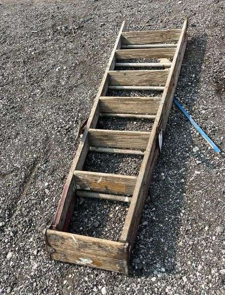 6' Wooden step ladder, usable - Albrecht Auction Service