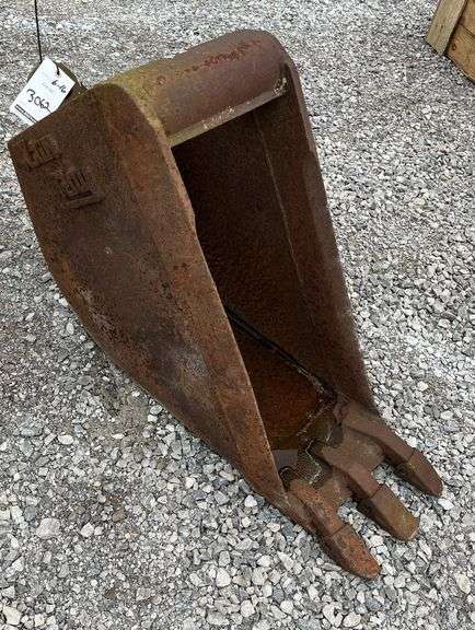 Backhoe bucket, 11"W x 30"D, 3-teeth quick attach - Albrecht Auction ...