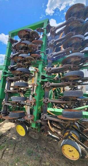 John Deere 1850 Air Seeder with a 787 Air Cart - Albrecht Auction Service
