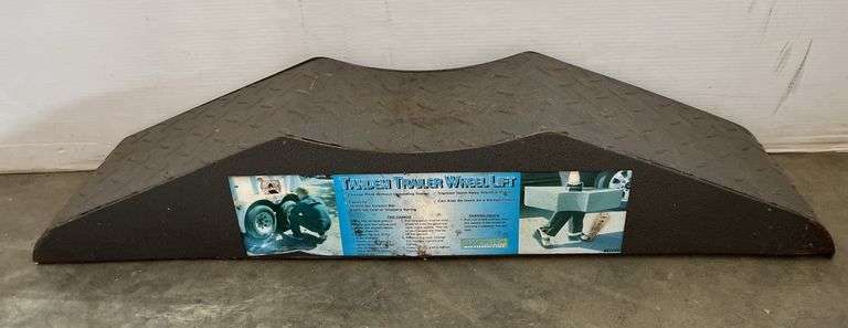 Metal trailer wheel lift, 32"W x 6"H, very nice - Albrecht Auction Service
