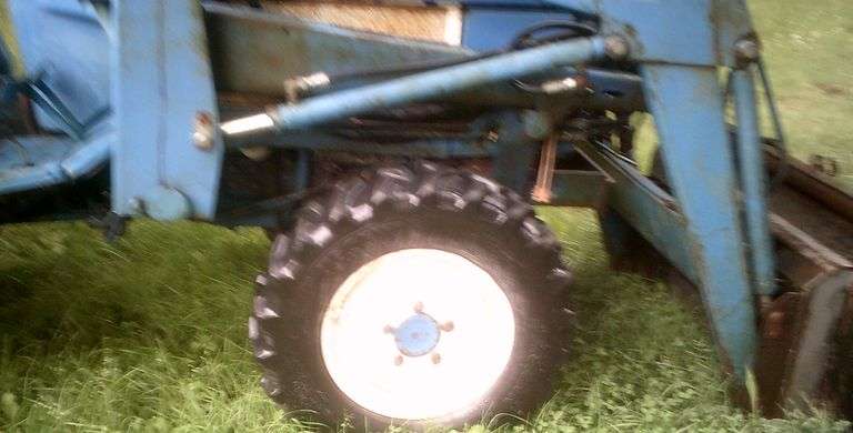 1993 Ford 1920 Front Wheel Assist Tractor with Loader, New Rear Tires ...