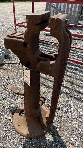 Green River No. 3 blacksmith/farrier foot vise, caulking die included ...