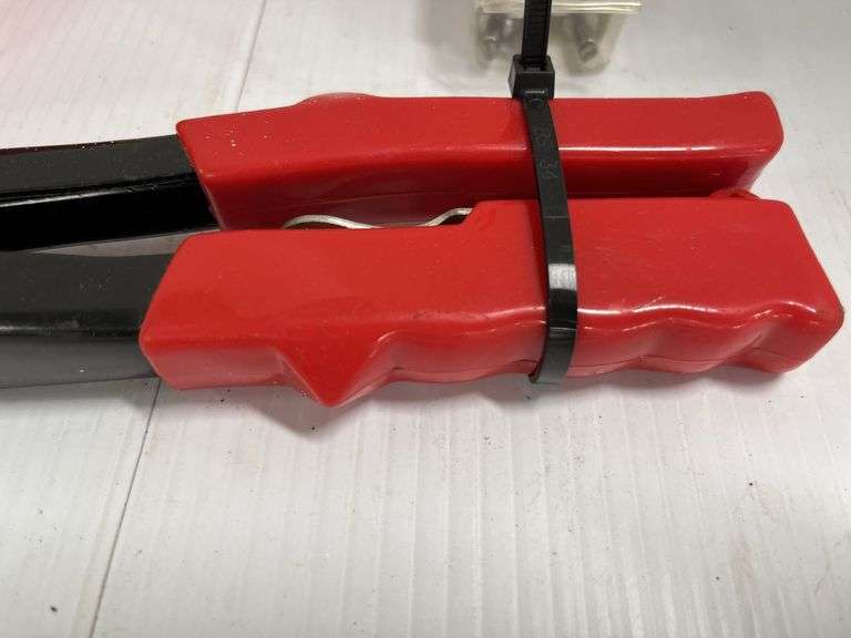 Ace rivet gun with rivets, like new - Albrecht Auction Service