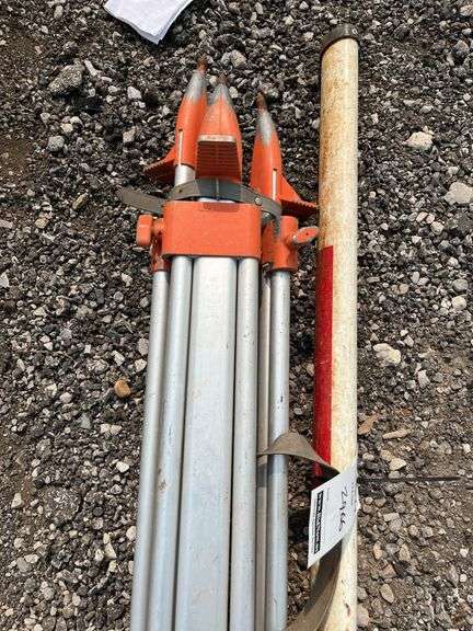 Tripod and grade pole, fair - Albrecht Auction Service