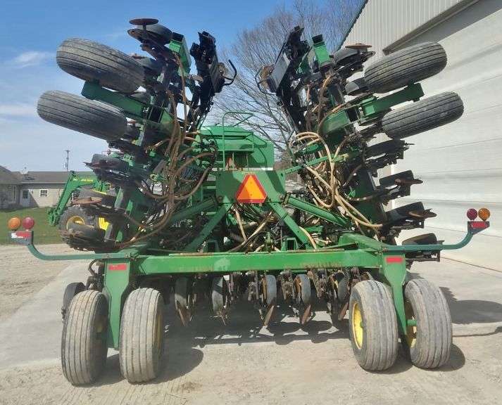 John Deere 1850 Air Seeder with a 787 Air Cart - Albrecht Auction Service