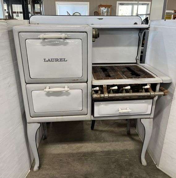 Laurel gas stove, 3-burner with oven, Detroit MI Stove Co., 43"W x 48"H ...