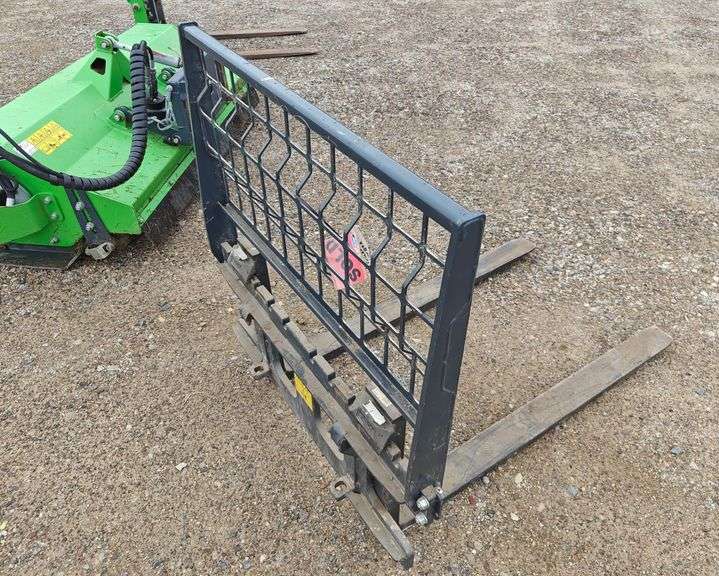 Avant Loader Manual Pallet Forks, 2022 Avant Auto Shuttle Forks, and ...