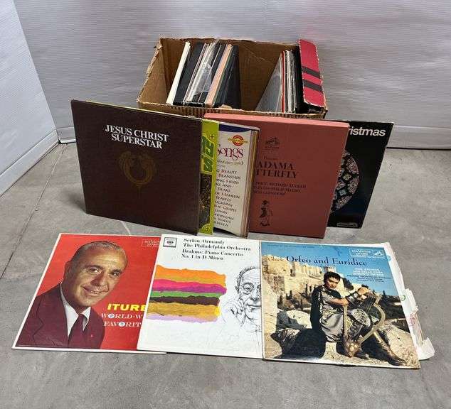 Assorted older music records, full size - Albrecht Auction Service