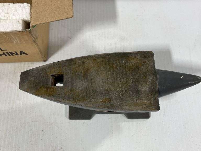 6 lb. Steel anvil, box- 8"W, new - Albrecht Auction Service