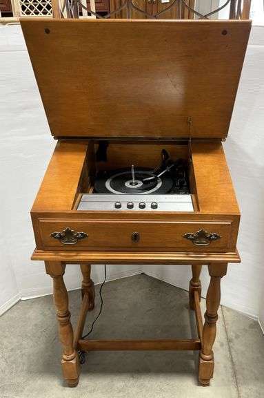 Voice of Music older phonograph record player console, wooden cabinet ...