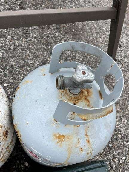 Propane grill and (2) Empty propane fuel tanks, 20 lb. tanks, good ...