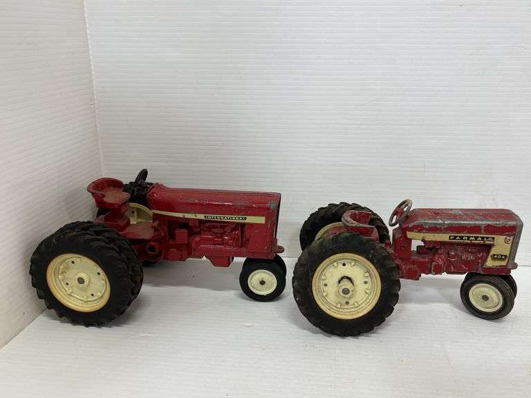 Older toy tractors, include: Case Vac N/F, Case 930 Comfort King with a ...