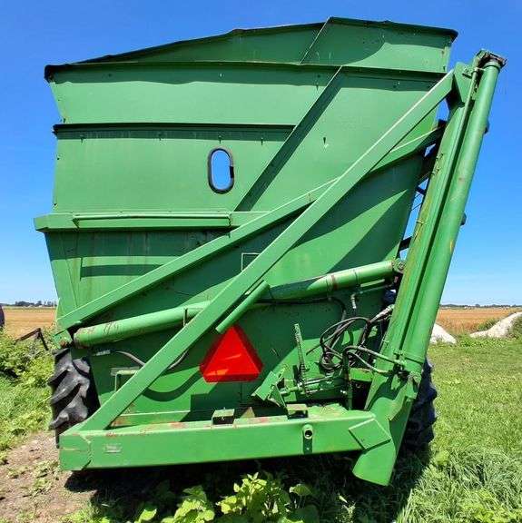 Richardton 960 Dump Cart - Albrecht Auction Service