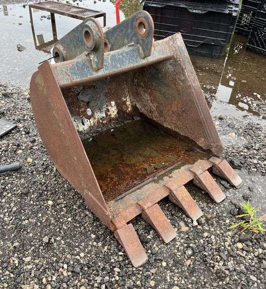 Bobcat backhoe bucket, 24"W bucket, 6 1/2"L teeth, used - Albrecht ...