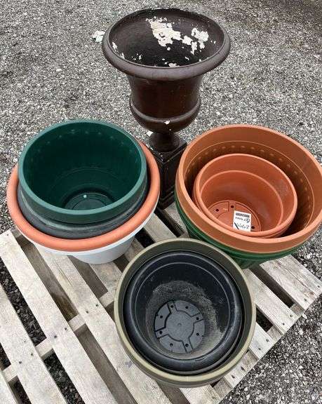 (17) Planters, all plastic, various sizes - Albrecht Auction Service