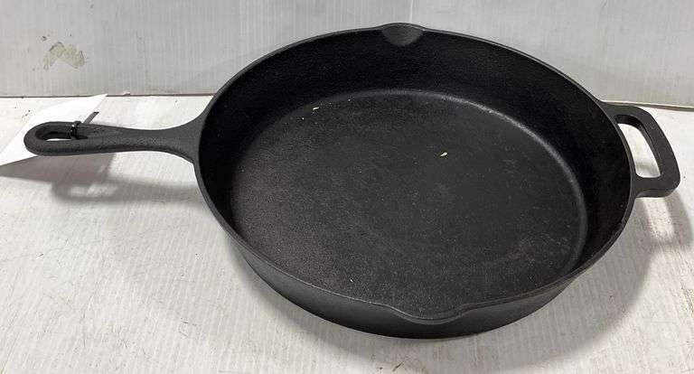 Cast iron pan, 12"Dia - Albrecht Auction Service