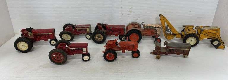 Older toy tractors, include: Case Vac N/F, Case 930 Comfort King with a ...