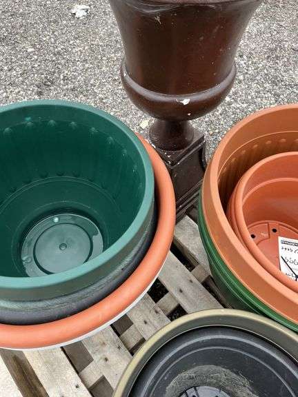 (17) Planters, all plastic, various sizes - Albrecht Auction Service