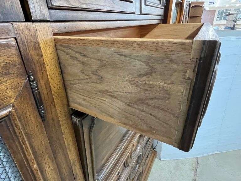 Hibriten 6-Piece Cabinet - Albrecht Auction Service